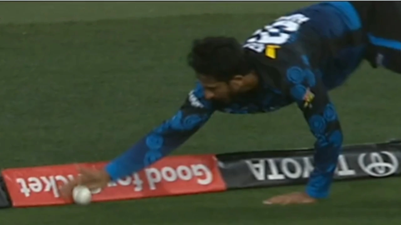 Hasan Ali turns joker, makes classic Pakistani blunder on field in ...