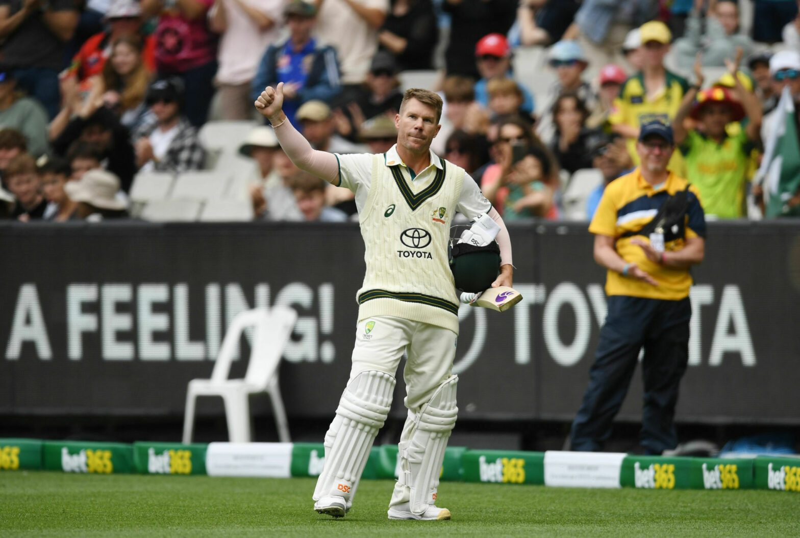 AUS vs PAK: Watch- MCG Crowd Gives A Standing Ovation To David Warner ...