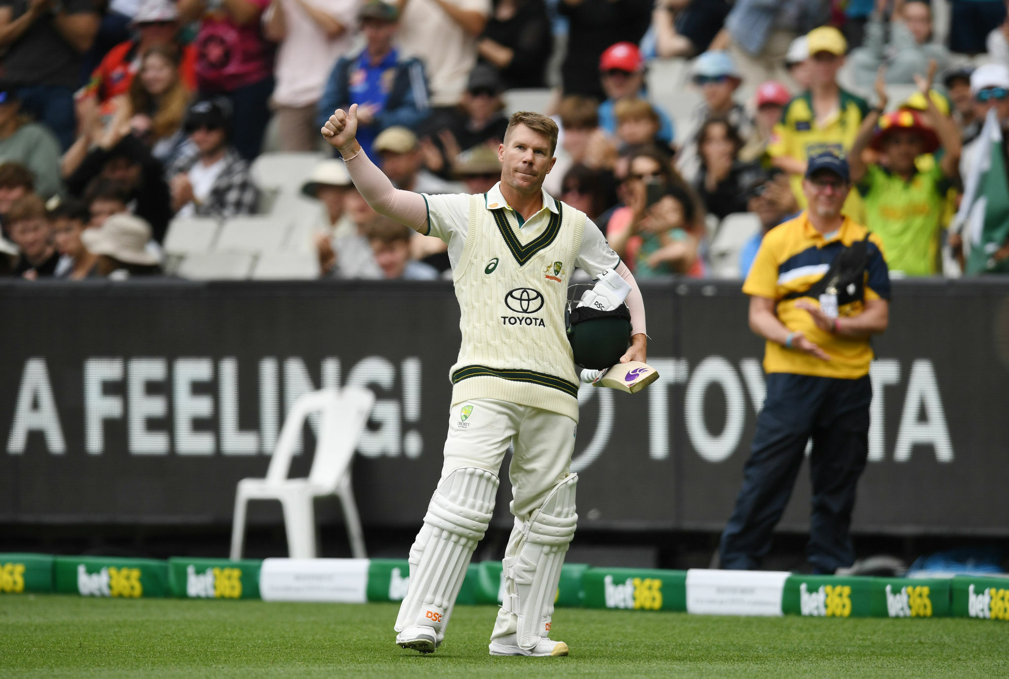 AUS vs PAK: Watch- MCG Crowd Gives A Standing Ovation To David Warner ...