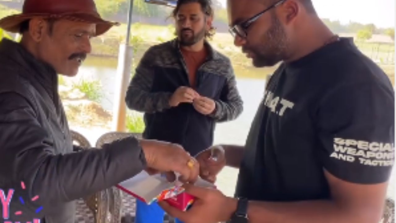 IPL 2024: Watch - MS Dhoni Celebrates Fan's Birthday In A Heartfelt Gesture IPL 2024: Watch - MS Dhoni Celebrates Fan's Birthday In A Heartfelt Gesture